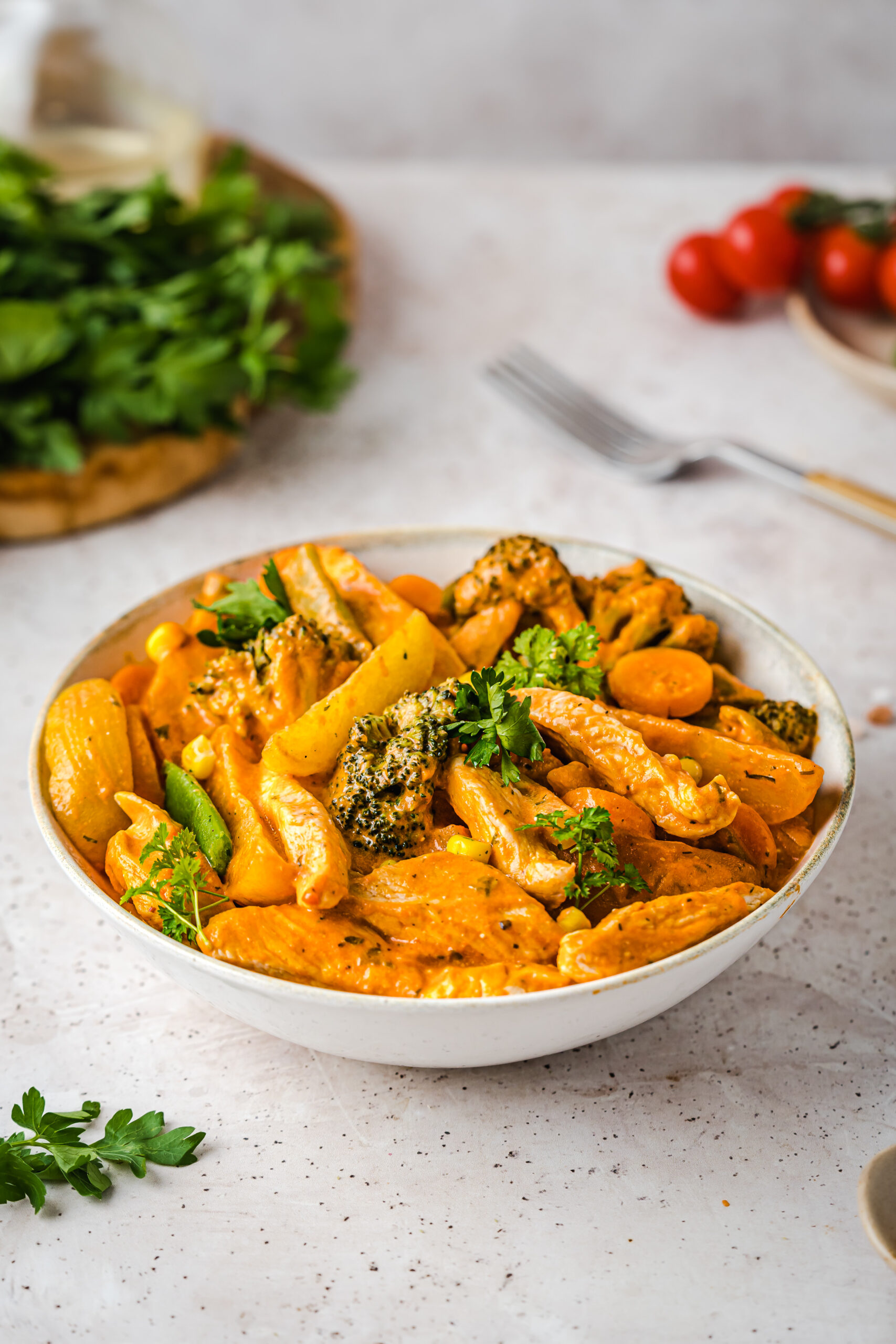 Warzywa z kurczakiem w sosie śmietanowo pomidorowym - FRoSTA.pl